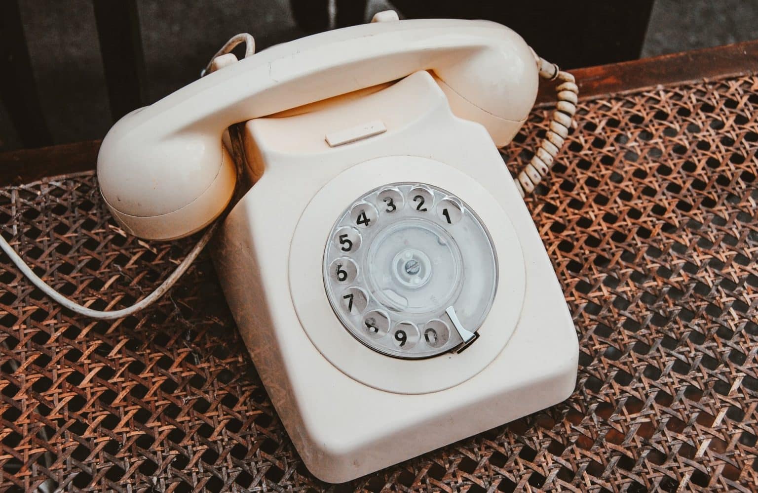 How Landline Phones Work: The Science Behind Telephones - TechDipper